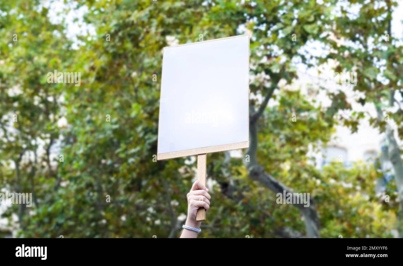 Blank banner to write the message you want. Holding blank cardboard ...