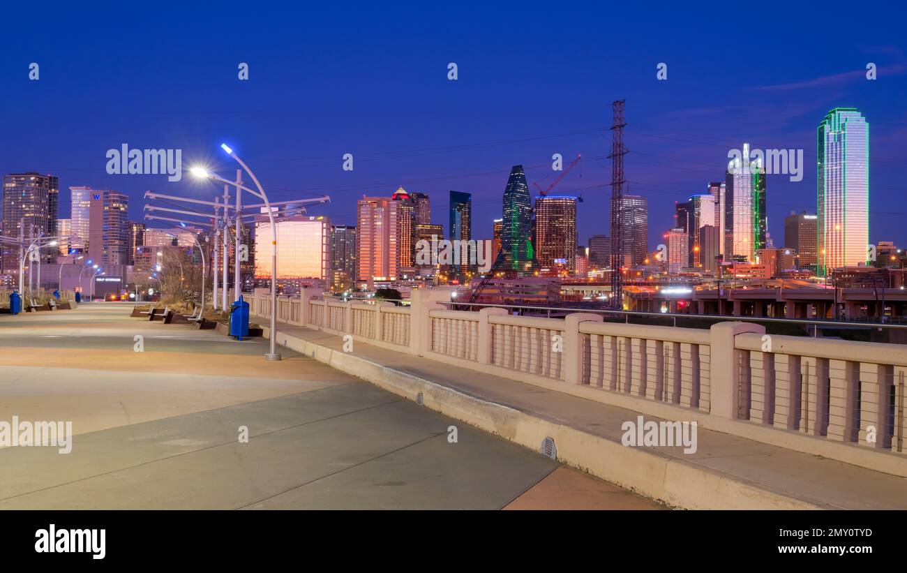 Dallas Skyline at Night Stock Photo - Alamy