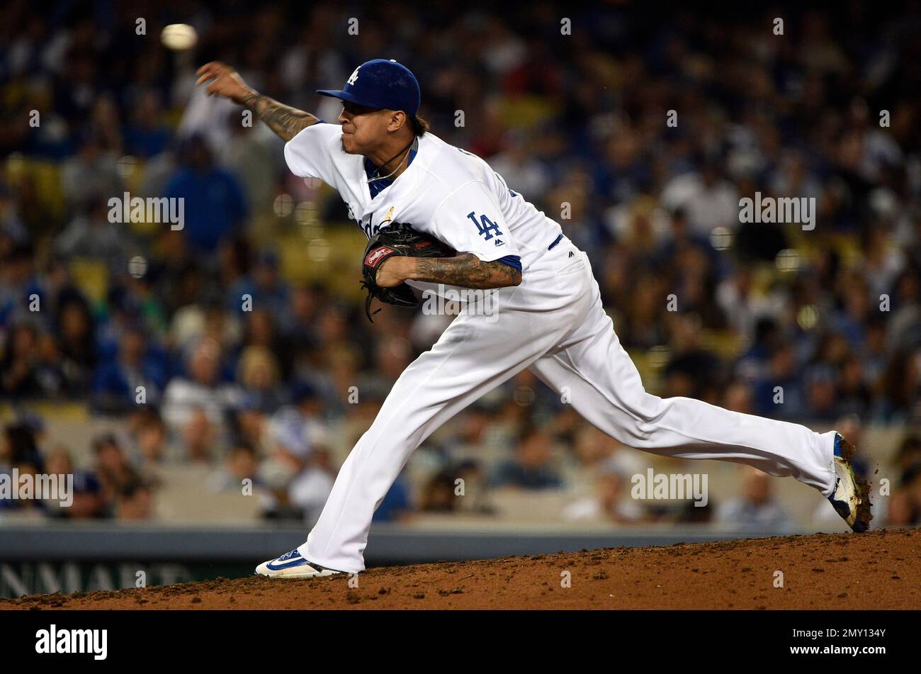 Los Angeles Dodgers pitcher Jesse Chavez pitches during the sixth ...