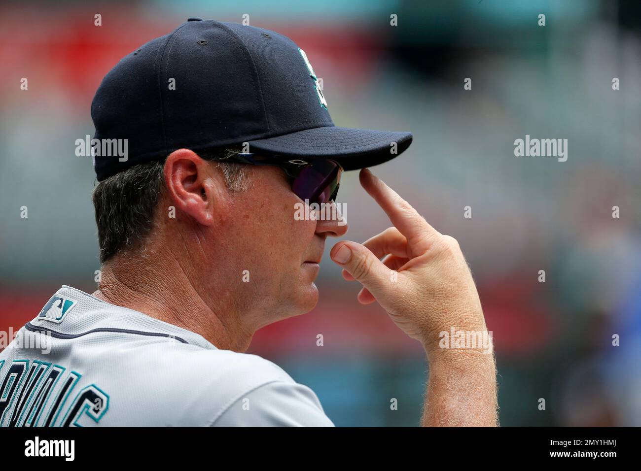Seattle Mariners manager Scott Servais (9) signals to the plate in the ...