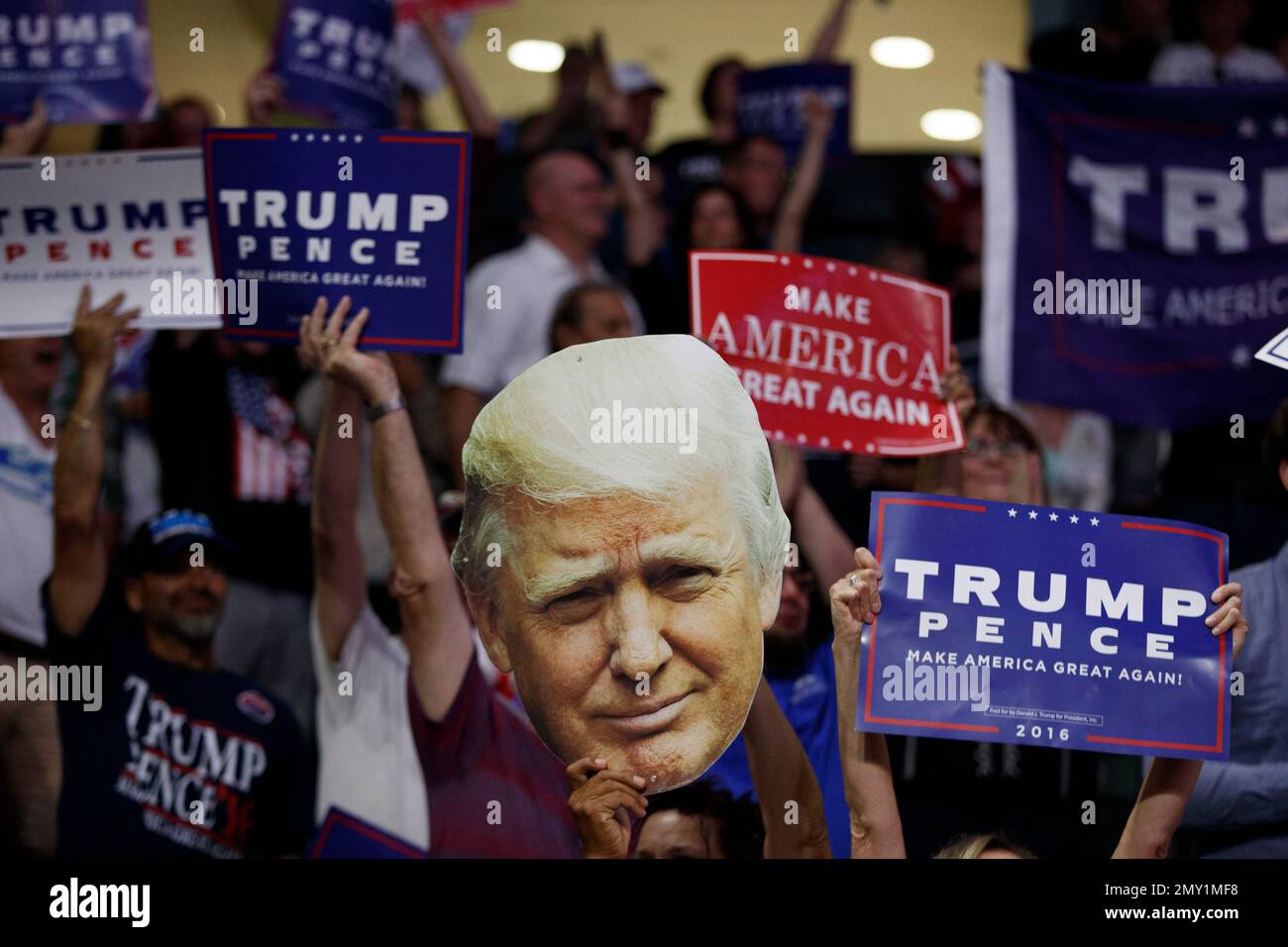 Supporters of Republican presidential candidate Donald Trump cheer ...