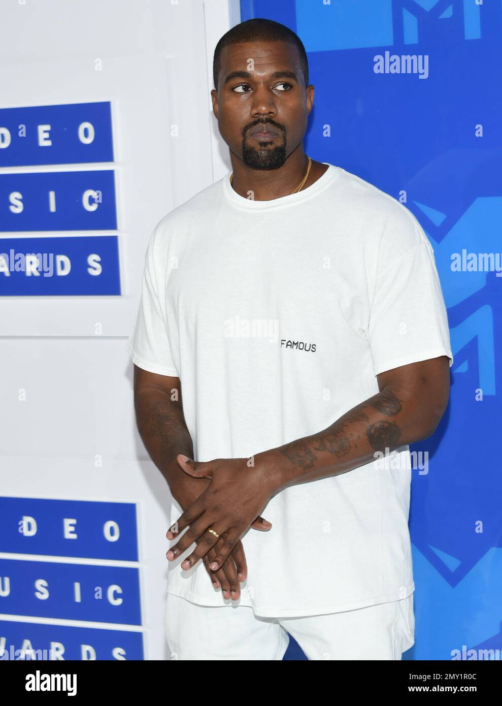 Kanye West arrives at the MTV Video Music Awards at Madison Square ...