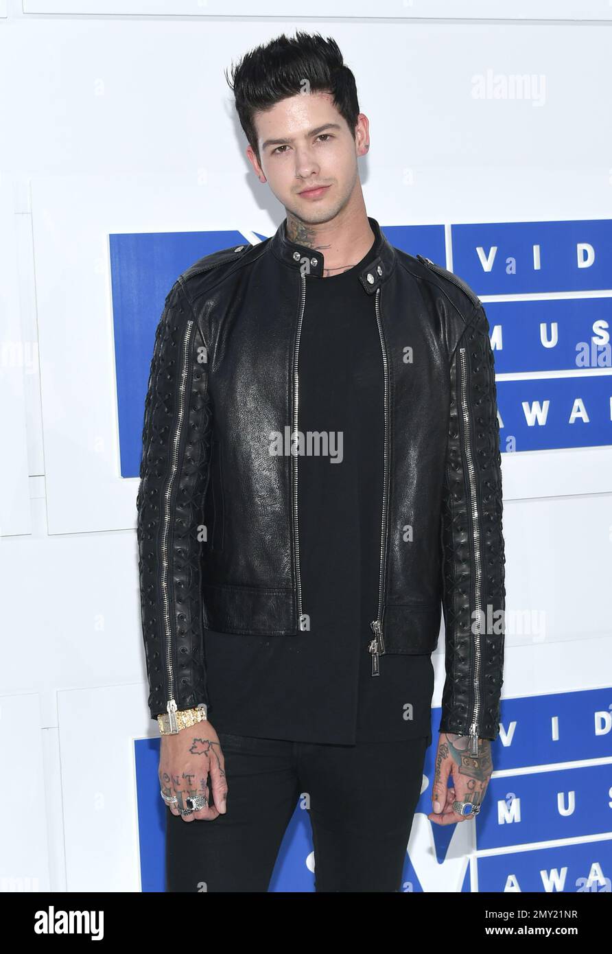 Travis Mills arrives at the MTV Video Music Awards at Madison Square ...
