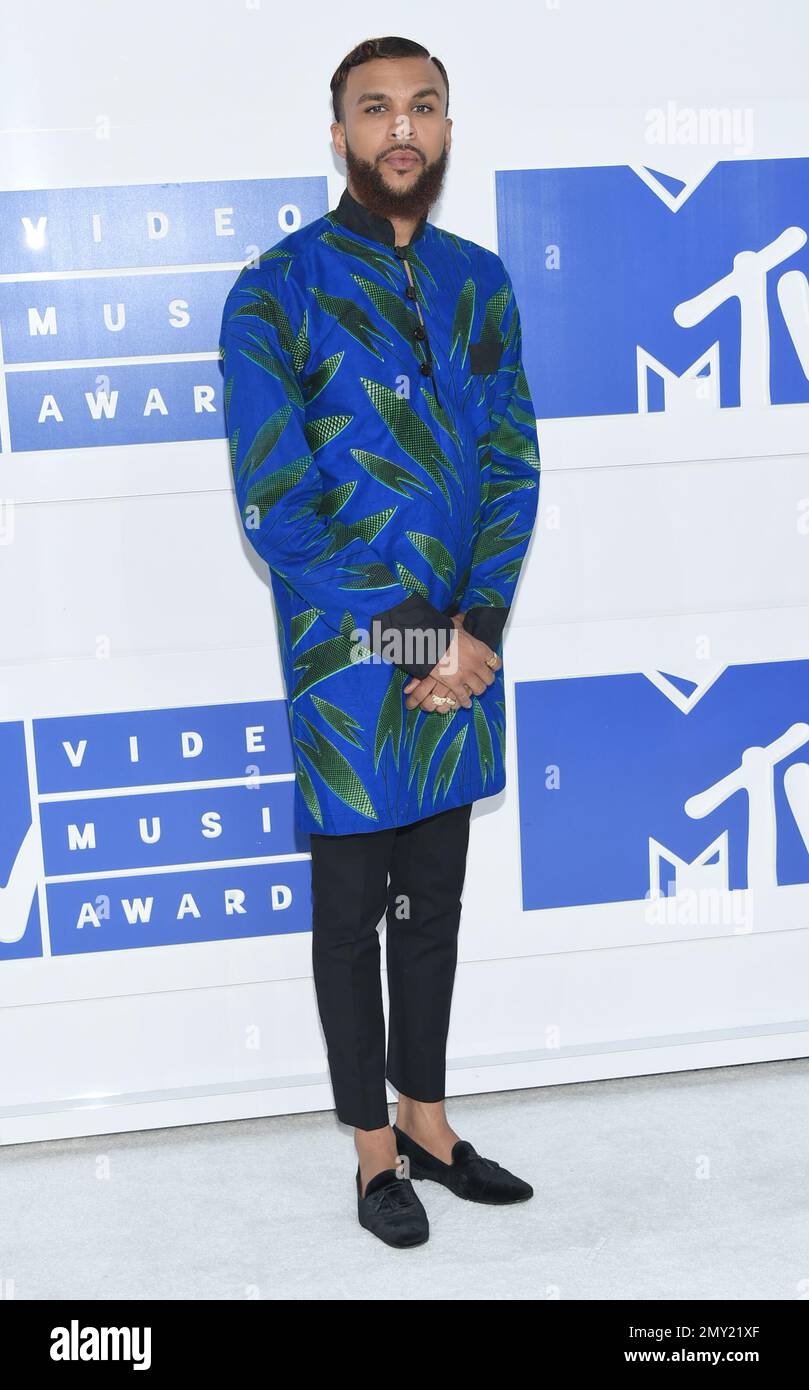 Jidenna Mobisson arrives at the MTV Video Music Awards at Madison ...