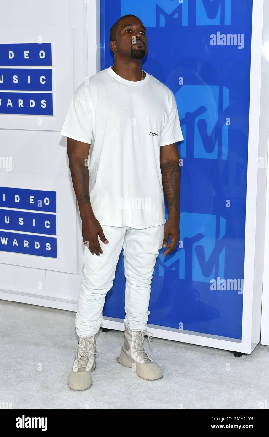 Kanye West arrives at the MTV Video Music Awards at Madison Square ...