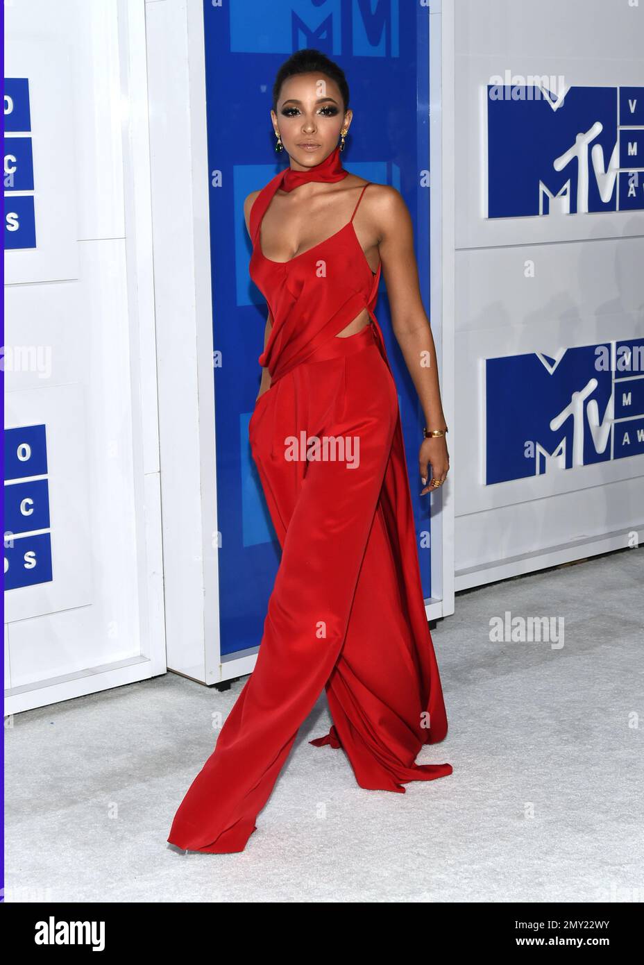Tinashe arrives at the MTV Video Music Awards at Madison Square Garden ...
