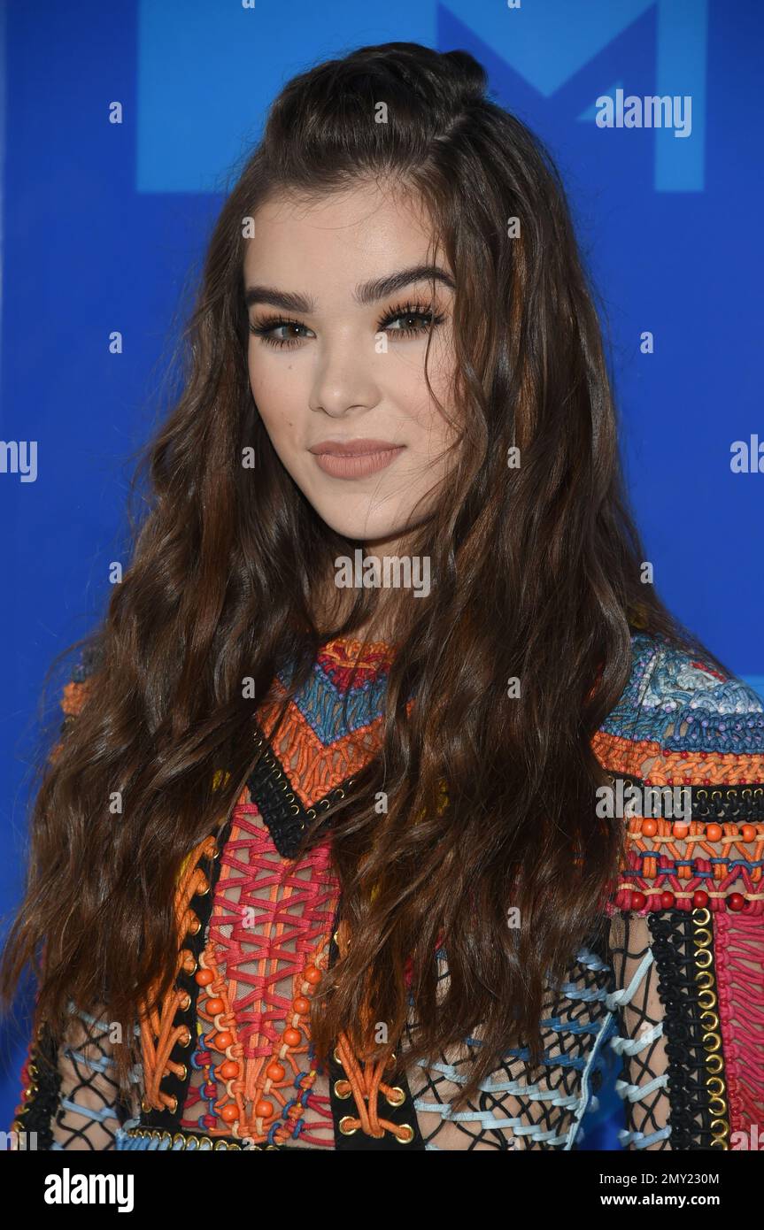 Hailee Steinfeld arrives at the MTV Video Music Awards at Madison ...