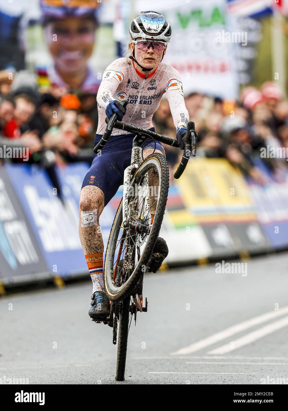 HOOGERHEIDE - Fem van Empel wins the cyclo-cross world championships in ...