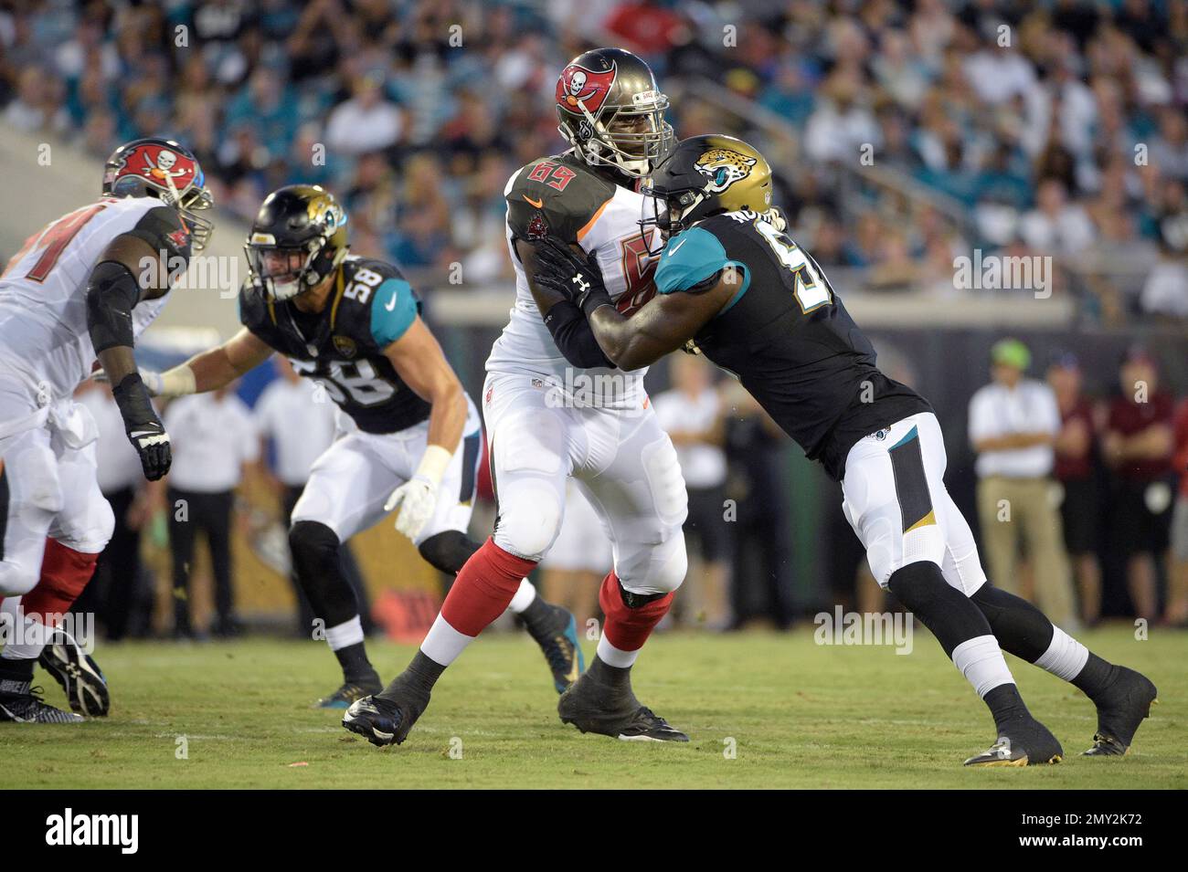 Tampa Bay Buccaneers tackle Demar Dotson (69) blocks Jacksonville ...