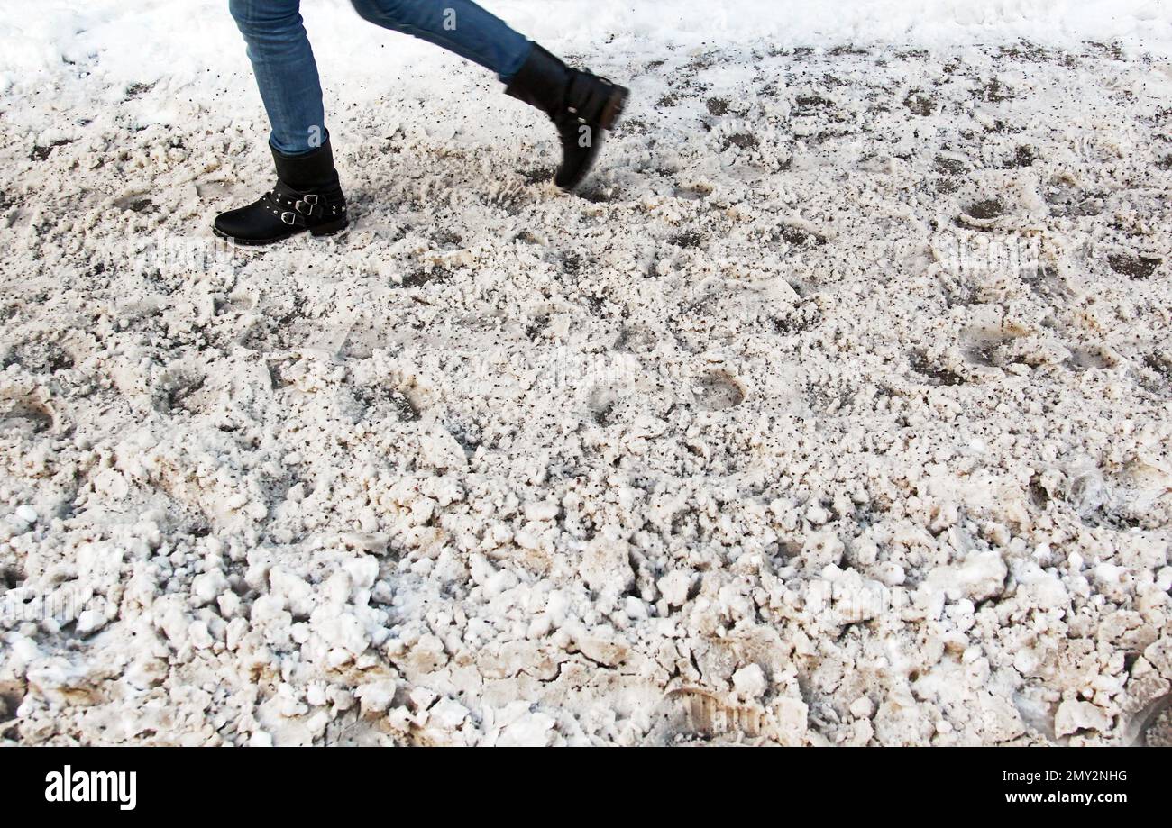 Warning for snow and slush from roofs on the sidewalks in central ...