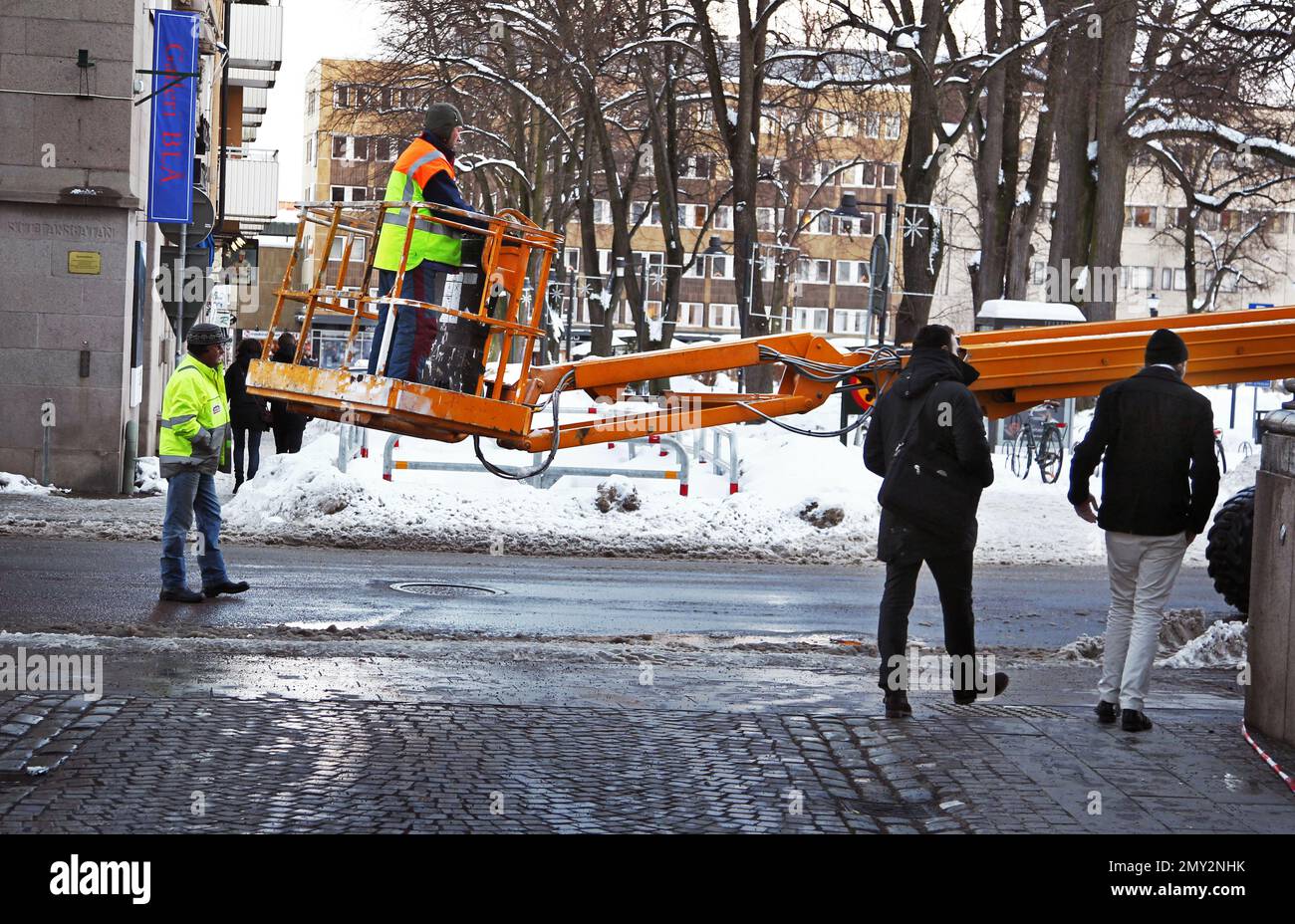 Warning for snow and slush from roofs on the sidewalks in central ...