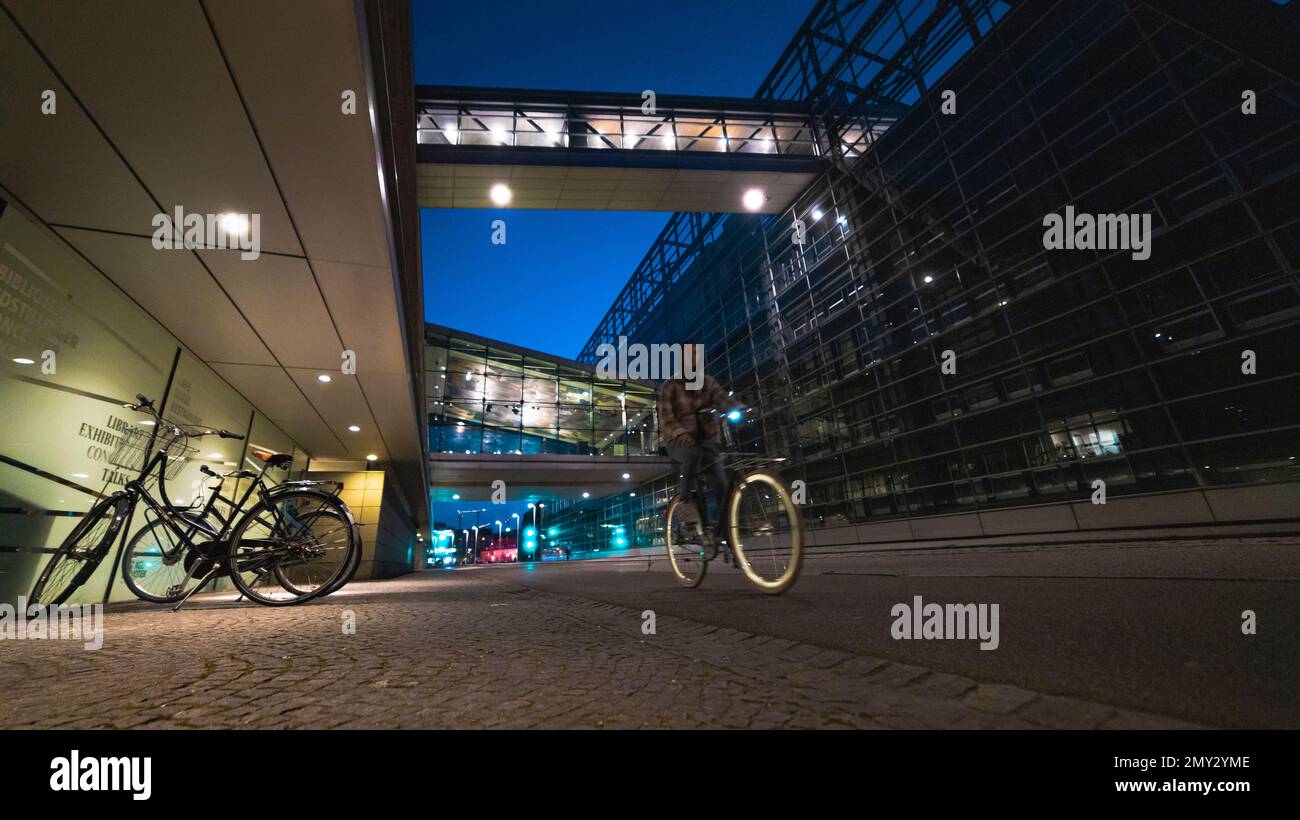 City road perspective night hi-res stock photography and images - Alamy