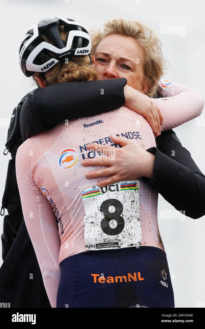 HOOGERHEIDE - Fem van Empel celebrates her victory with her mother ...