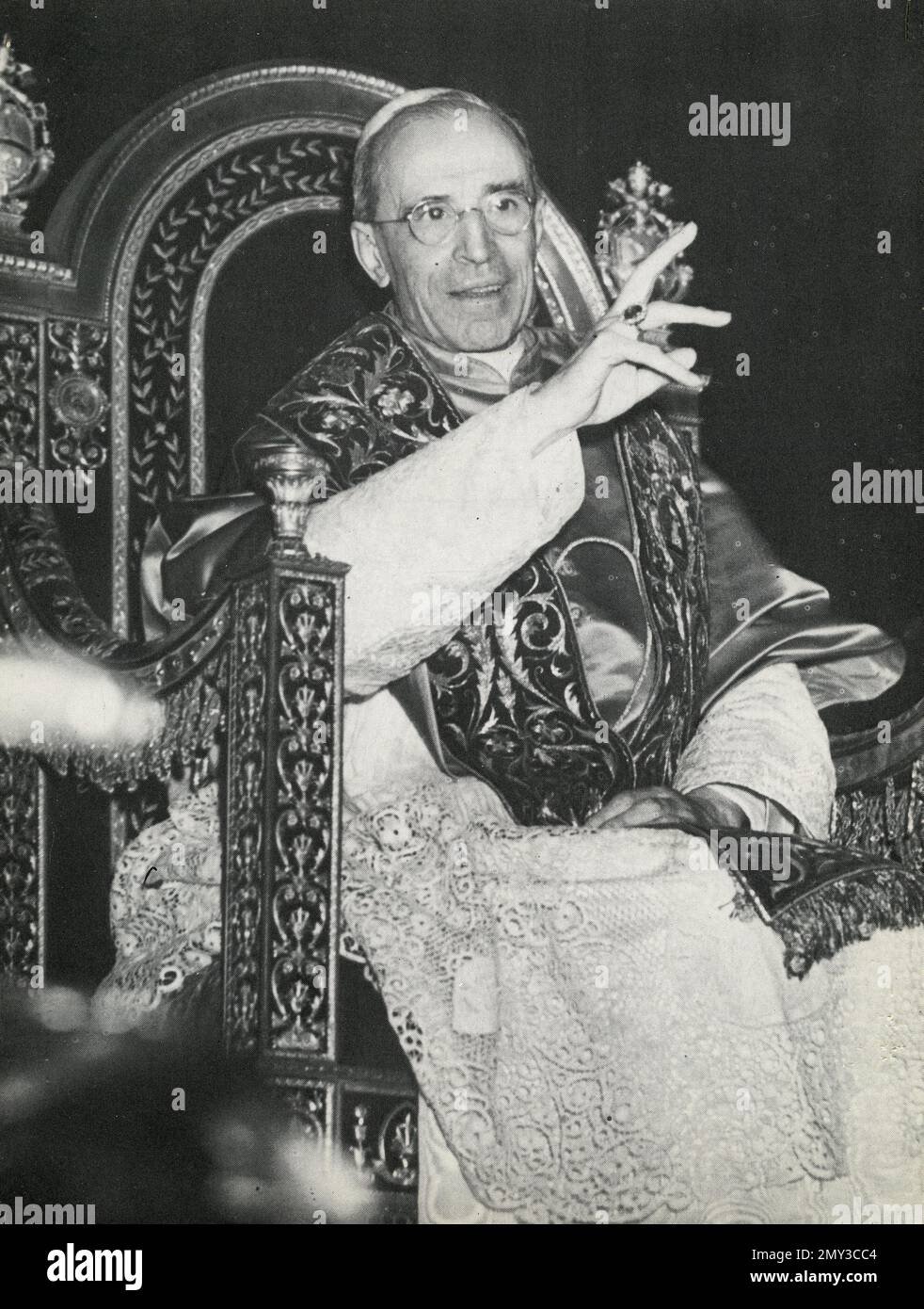 Pope Pius XII Pacelli blessing, Vatican City 1949 Stock Photo - Alamy