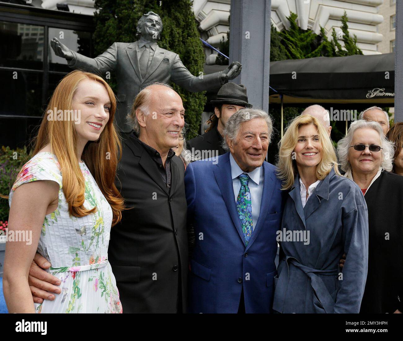 Tony Bennett poses with members of his family, from left, Hadley ...