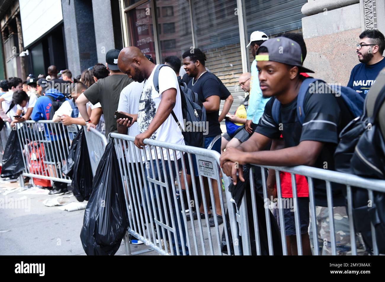 Fans wait outside trying to get in to Kanye West's "Pablo" pop-up shop ...