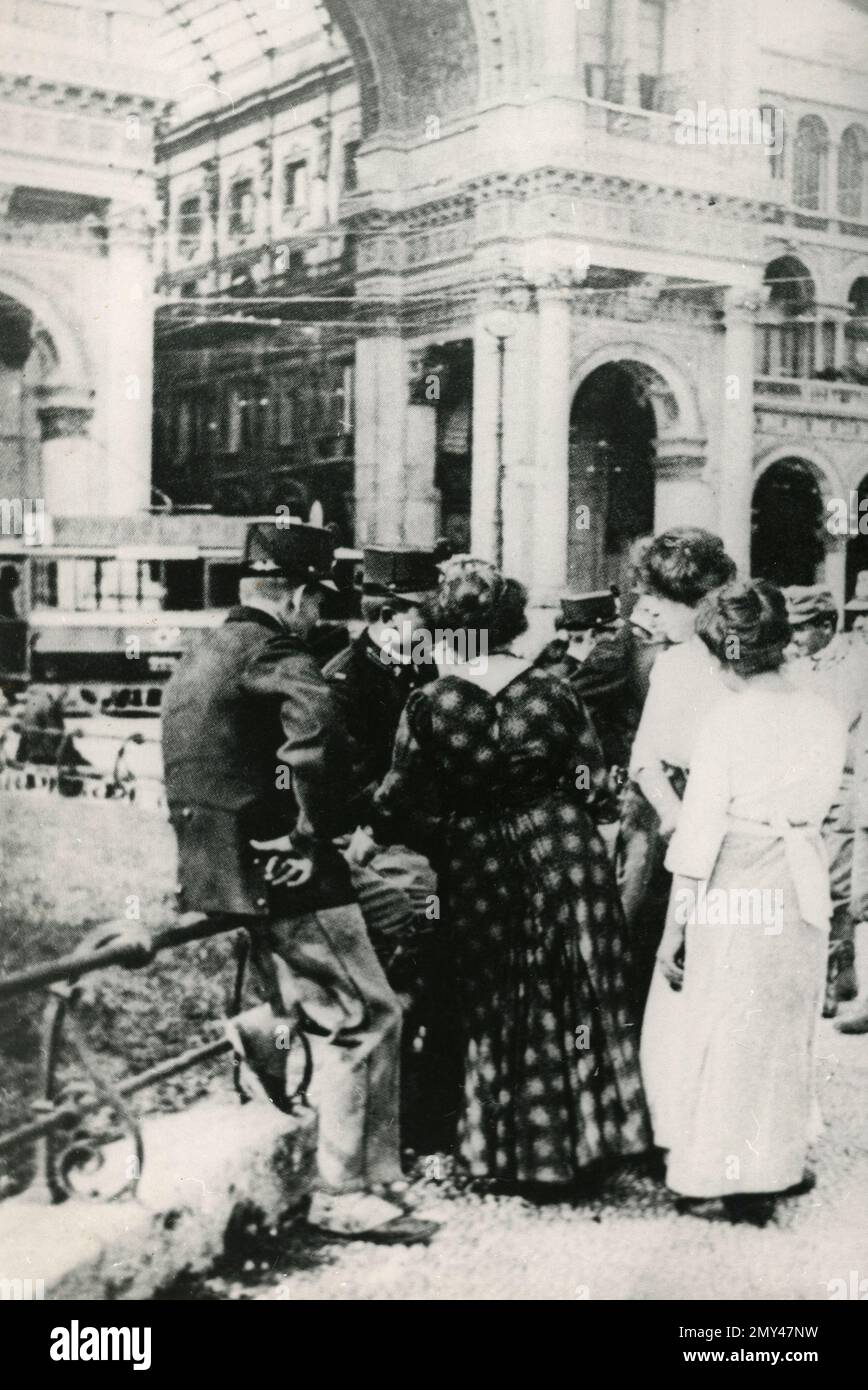 Recruits in Piazza Duomo, Milan, Italy 1900s Stock Photo - Alamy
