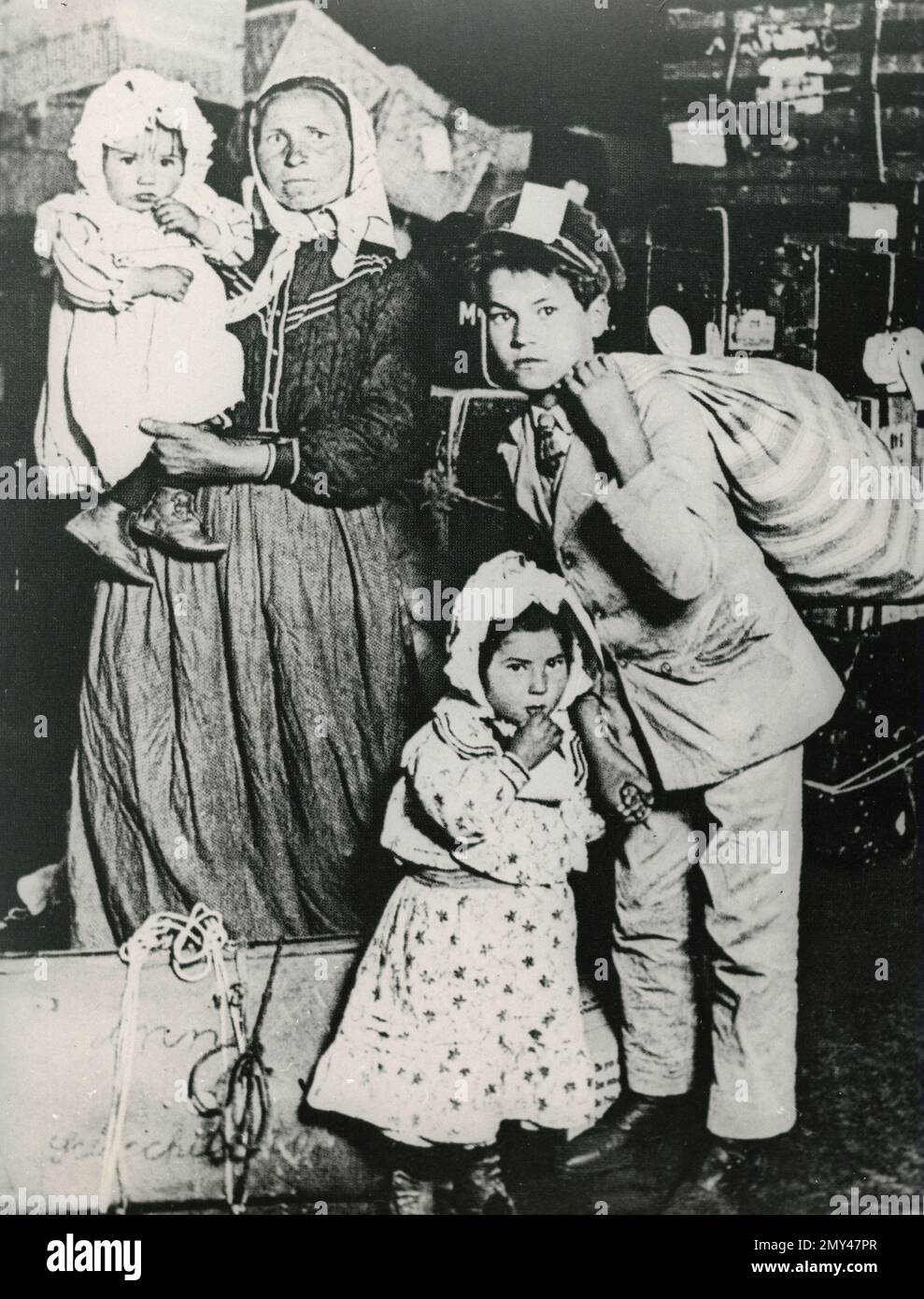 Italian family of poor migrants, 1900s Stock Photo - Alamy