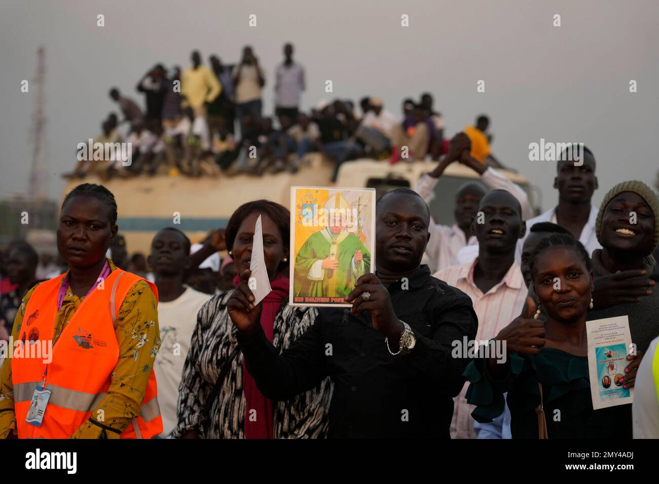 People wait for Pope Francis arrival at John Garang Mausoleum in Juba ...