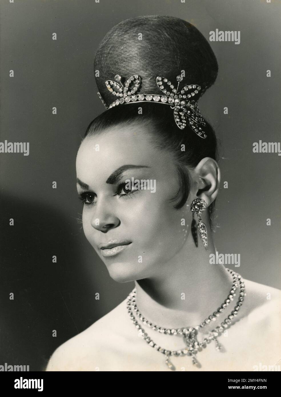 Hairdressing 1960s hi-res stock photography and images - Alamy