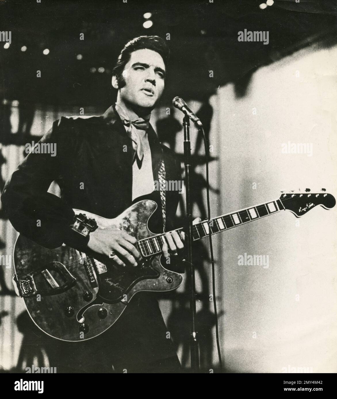 Elvis Presley Tocando La Guitarra Elvis Presley Collection