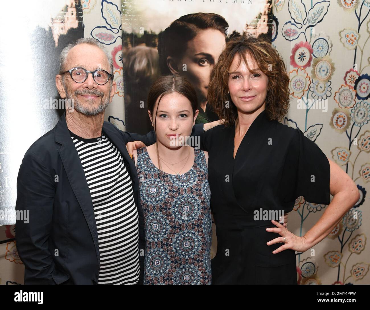 Actor Joel Grey with granddaughter Stella Gregg and daughter Jennifer ...