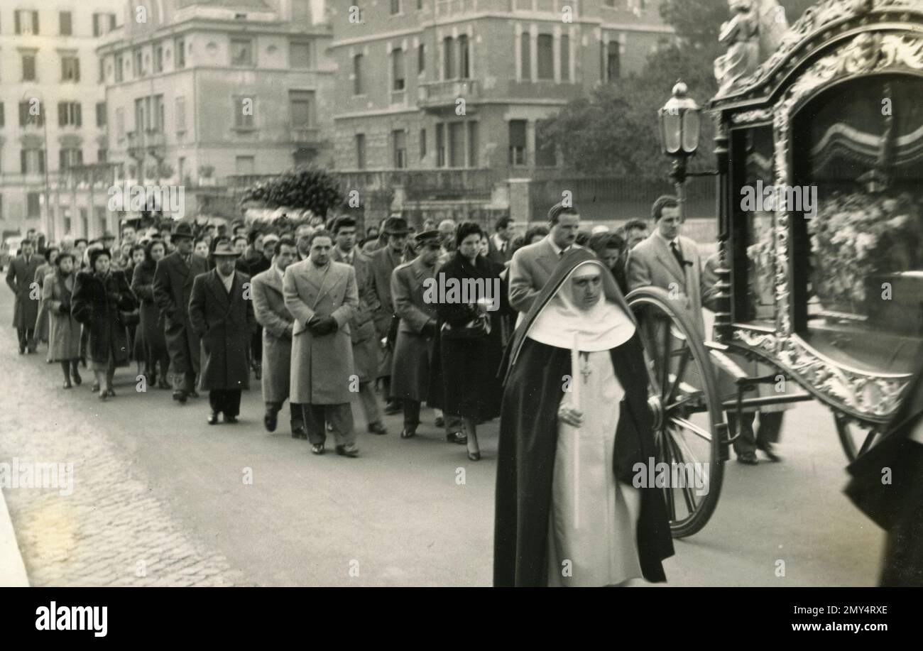 1950s funeral procession hi-res stock photography and images - Alamy