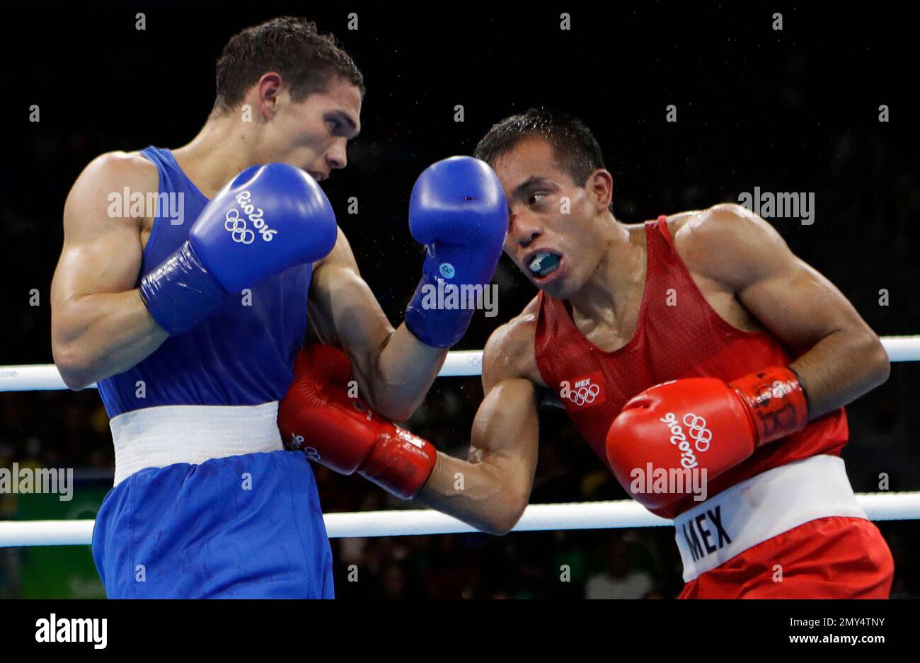 Mexico's Elias Eliseo Emigdio Abarca, right, fights Colombia's Ceiber ...