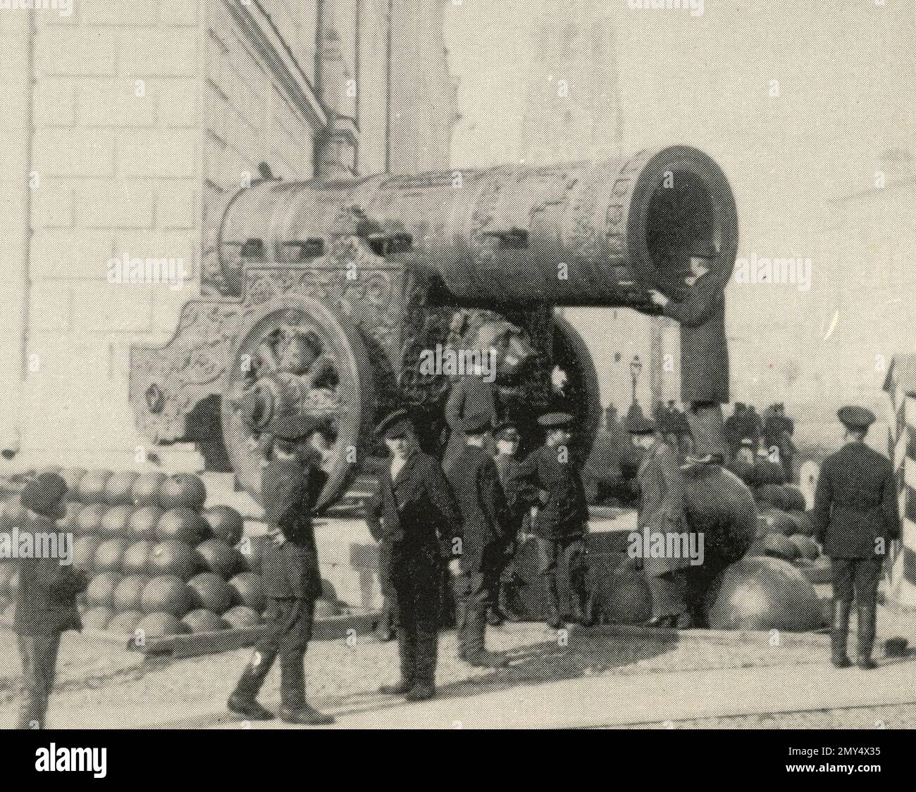 The Great Czar Cannon weighting 40 tons, Kremlin Arsenal, Moscow ...