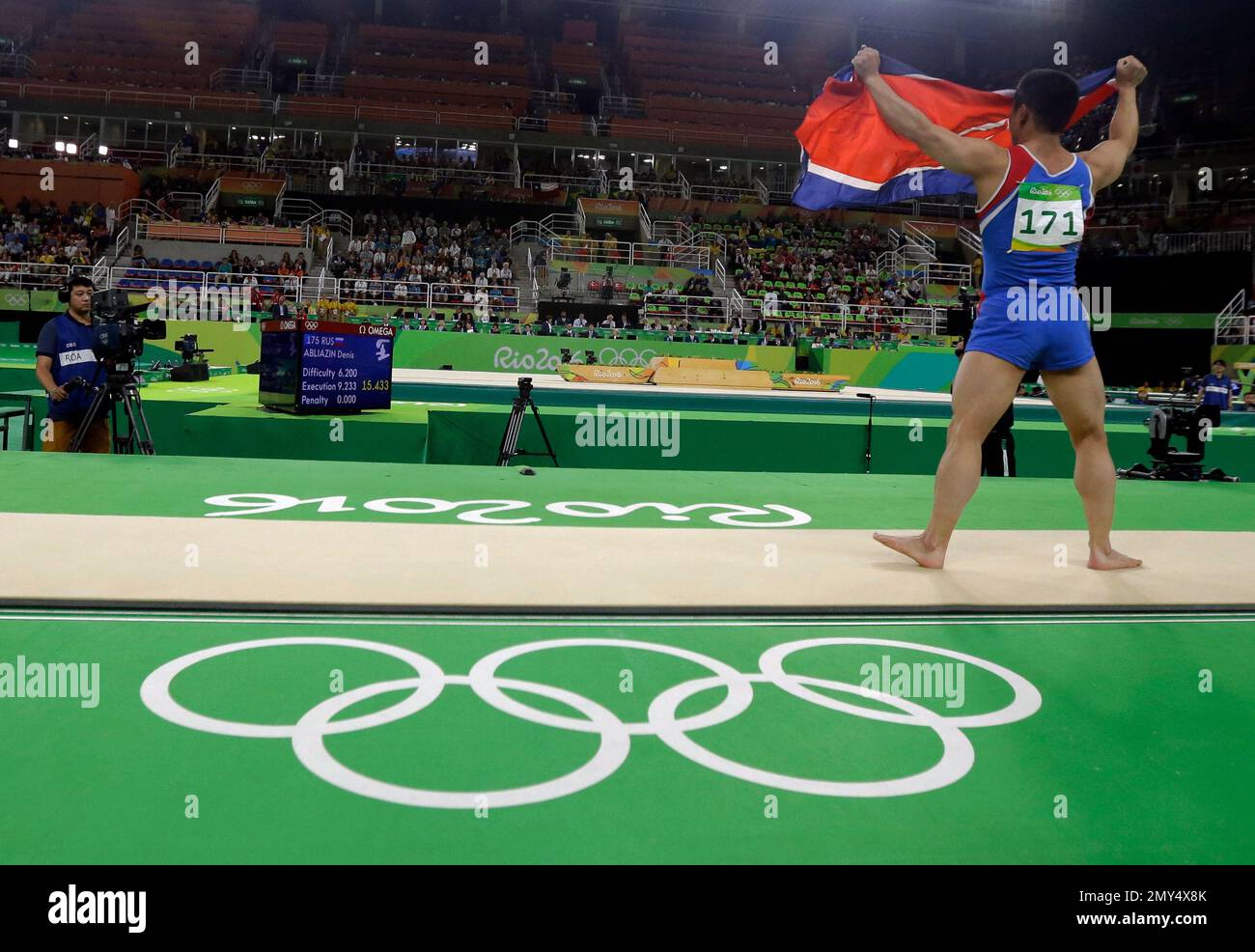 North Korea's Ri Se Gwang waves his national flag after winning gold ...