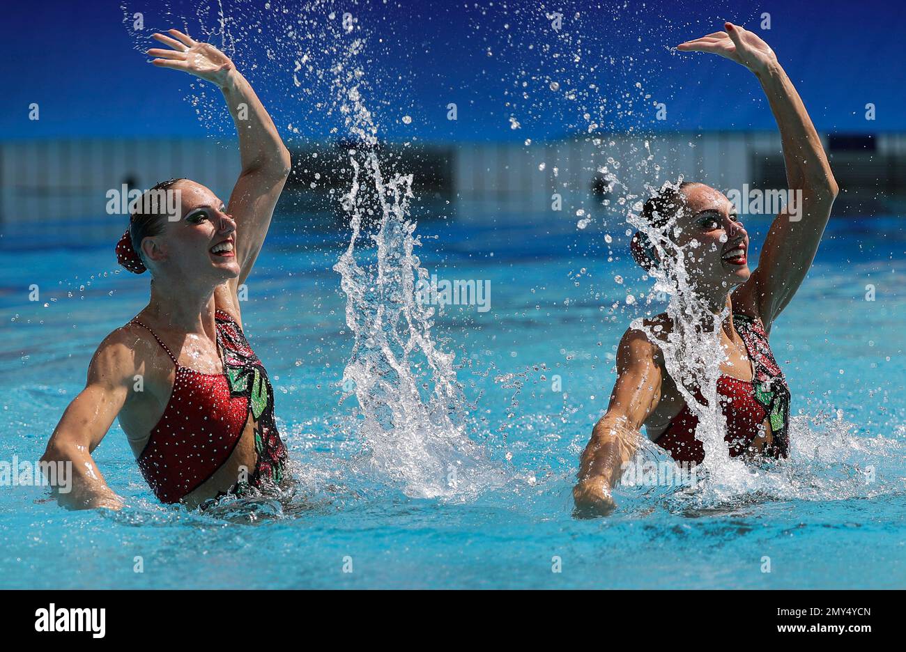 Russia's Natalia Ishchenko and Svetlana Romashina compete during the ...