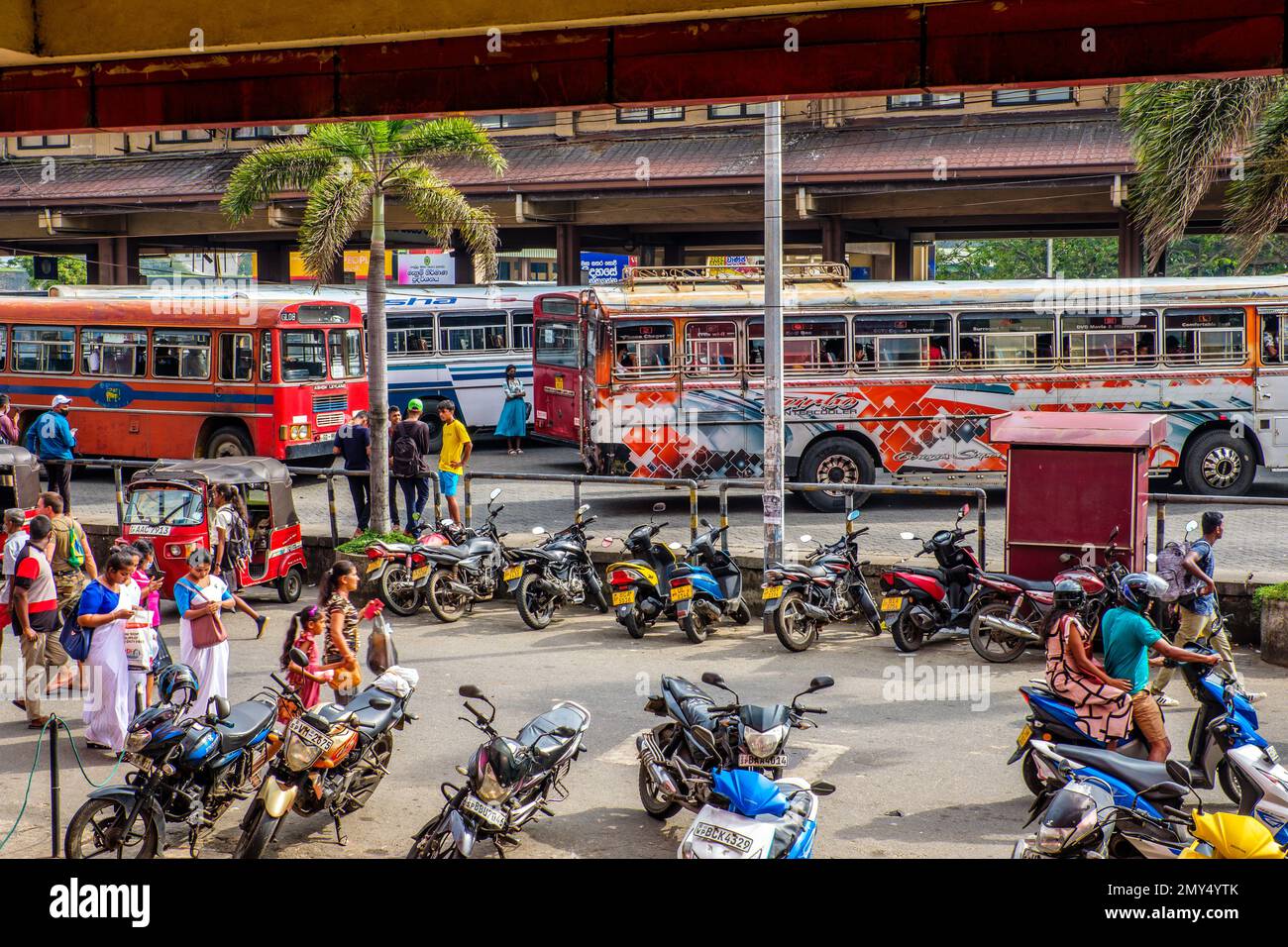 The bus station in Galle, Sri Lanka Stock Photo - Alamy