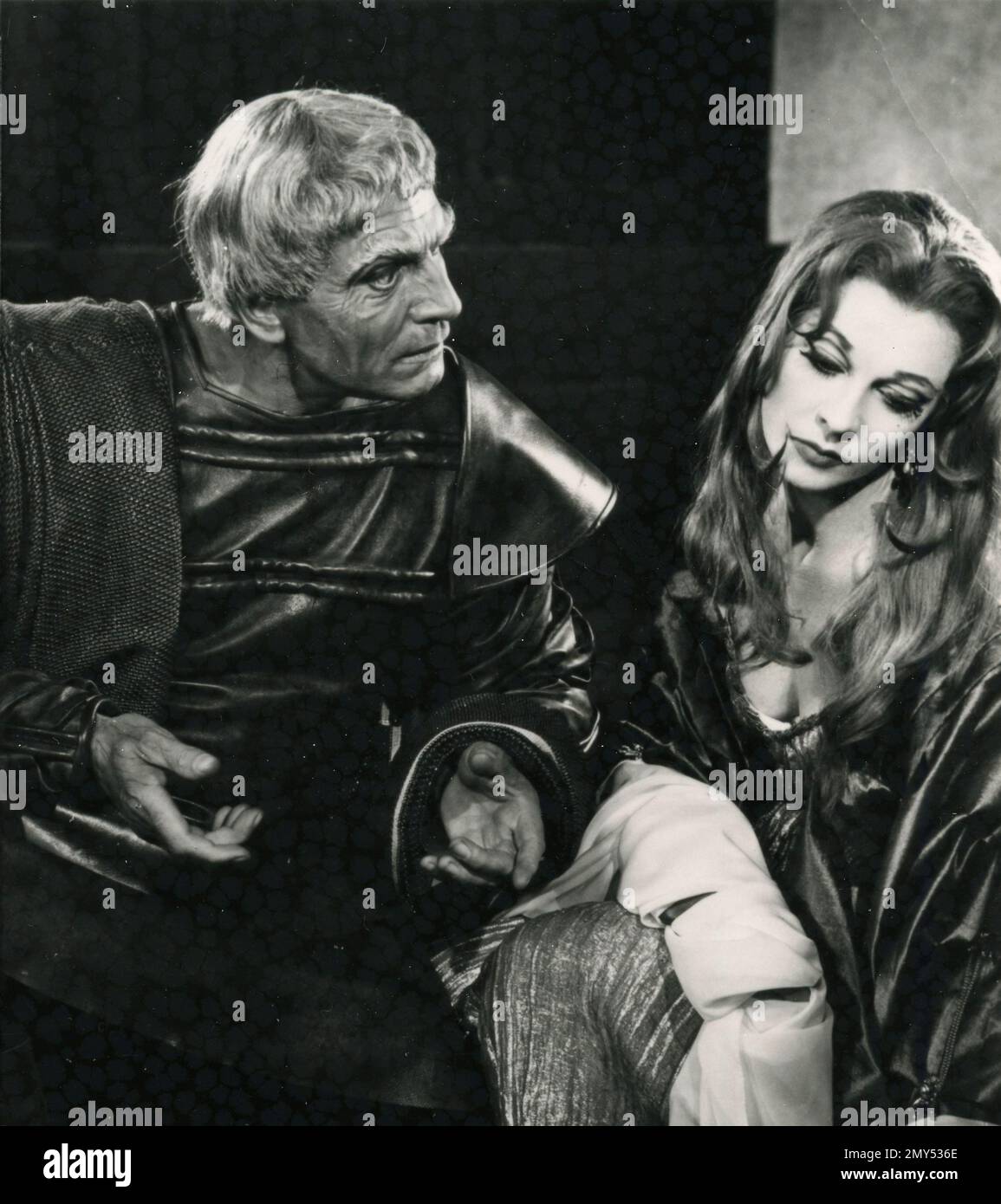 British actor Laurence Olivier with Vivien Leigh in Titus Andronicus ...