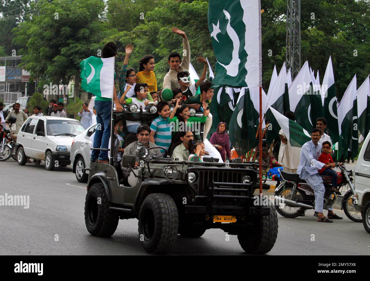 Pakistanis parade in the streets during Independence Day celebrations ...