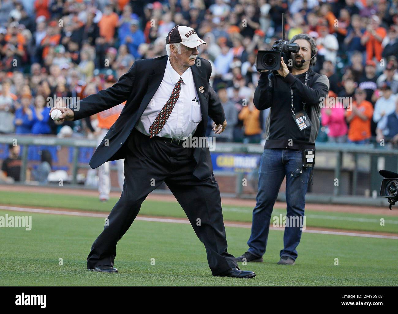 Hall of Fame pitcher Gaylord Perry throws out the ceremonial first ...