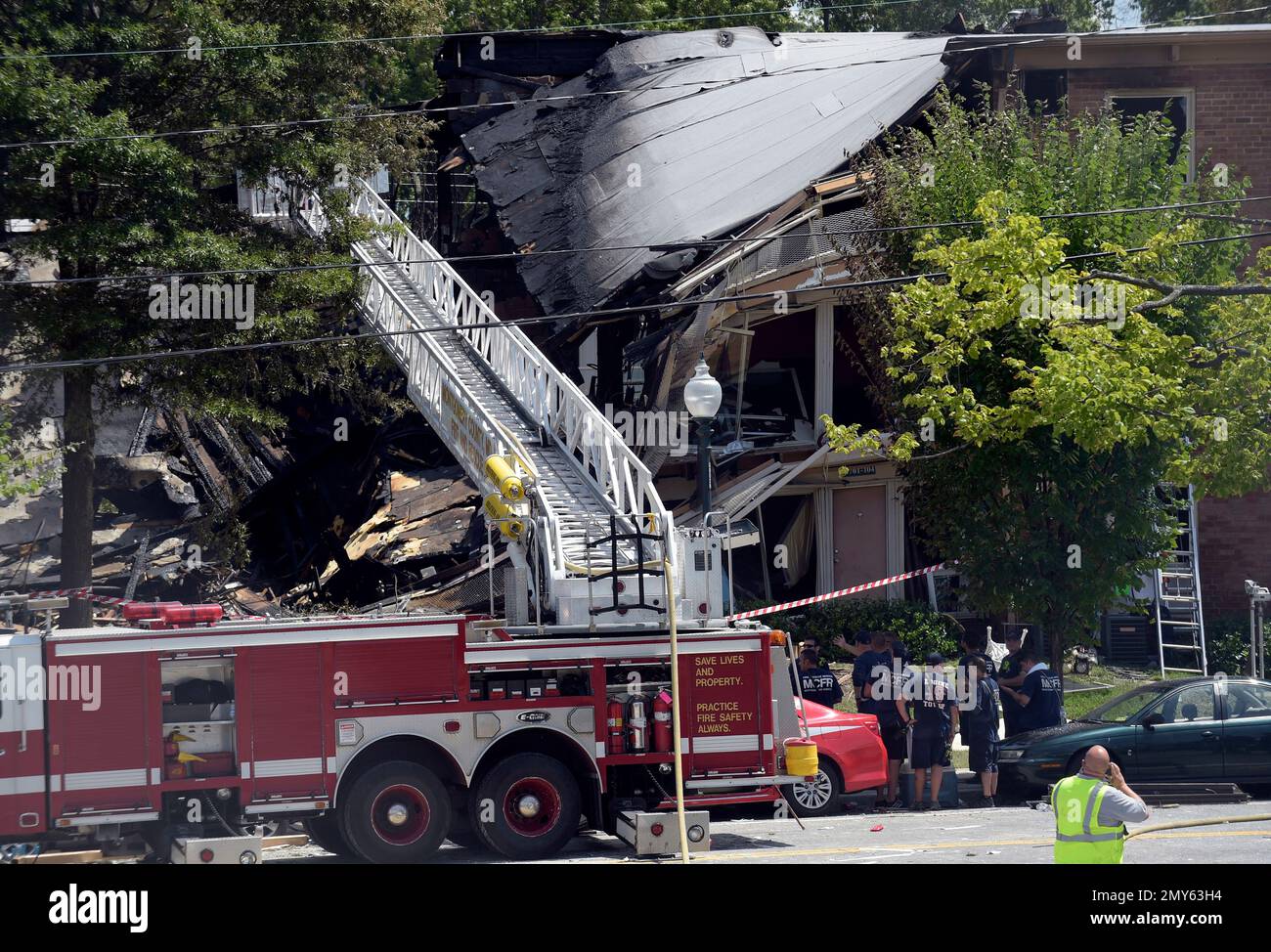 The scene of an apartment building fire in Silver Spring, Md., Thursday ...