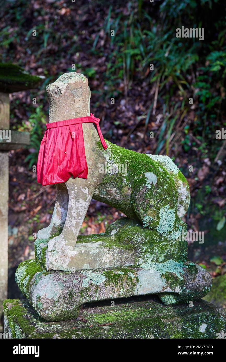 Headless fox statue at Tenbetsuyutakahime Shrine; Kannabecho, Fukuyama ...