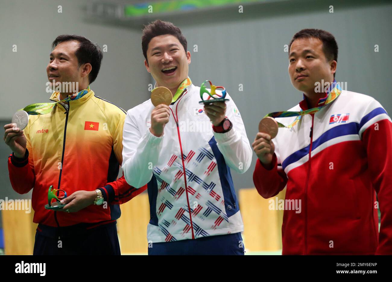 Gold medalist Jin Jong-oh, center, of South Korea is flanked by silver ...