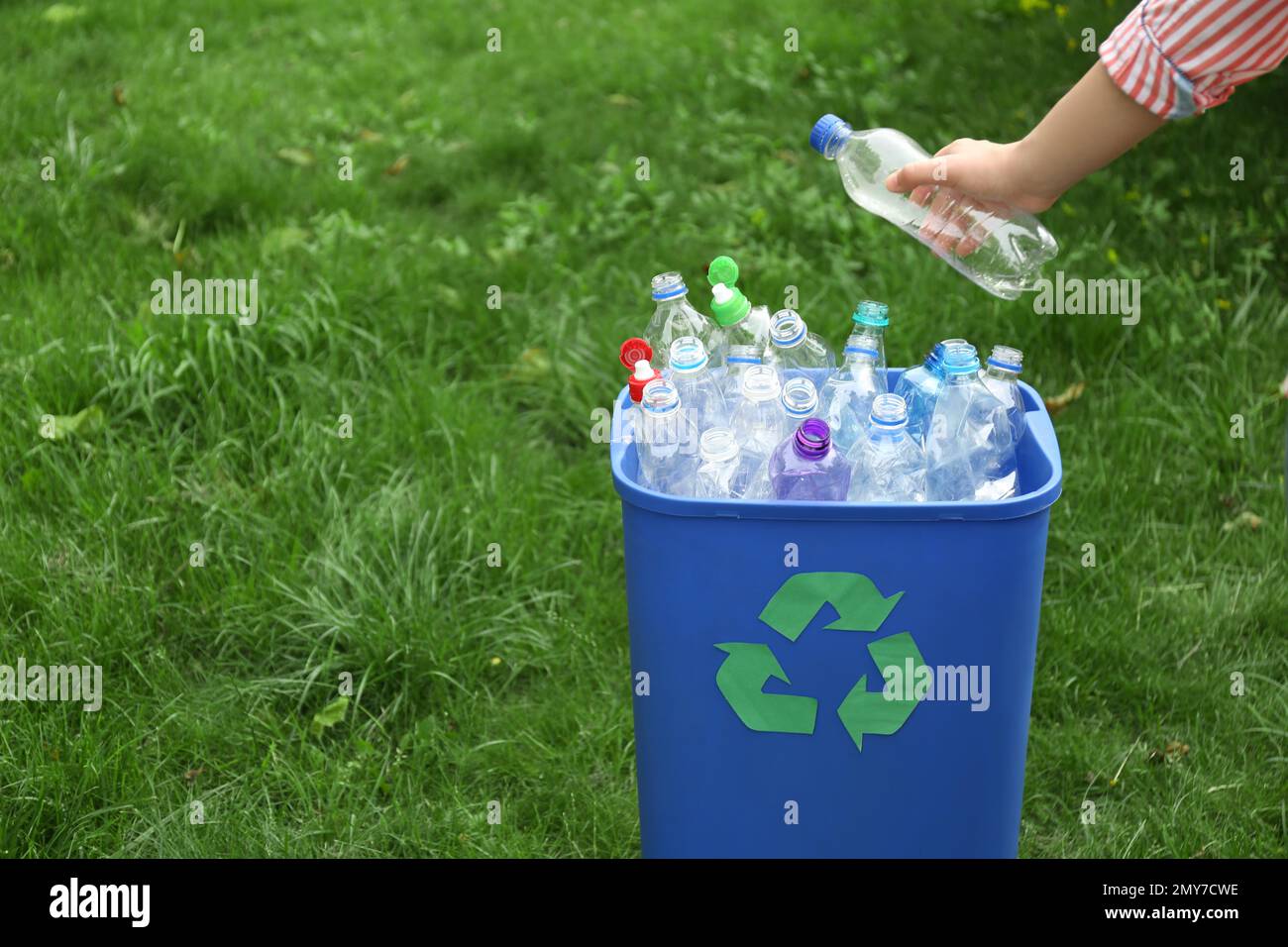 Person throwing trash grass hi-res stock photography and images - Alamy