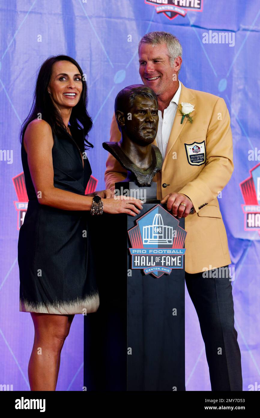 Former NFL player Brett Favre and his wife Deanna pose with his bust ...