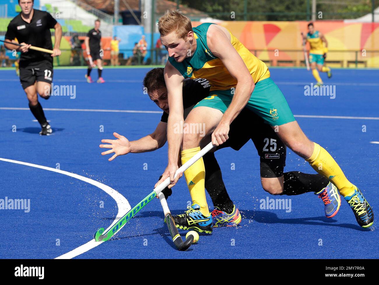 Australia's Daniel Beale, foreground, fight for the ball against New ...