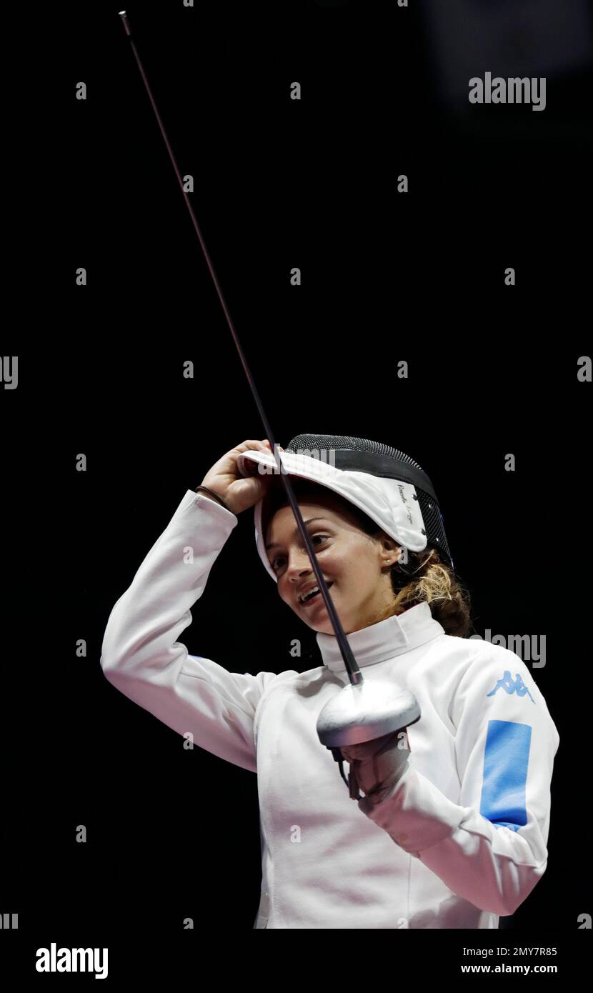 Rossella Fiamingo of Italy takes off her mask after defeating Choi ...