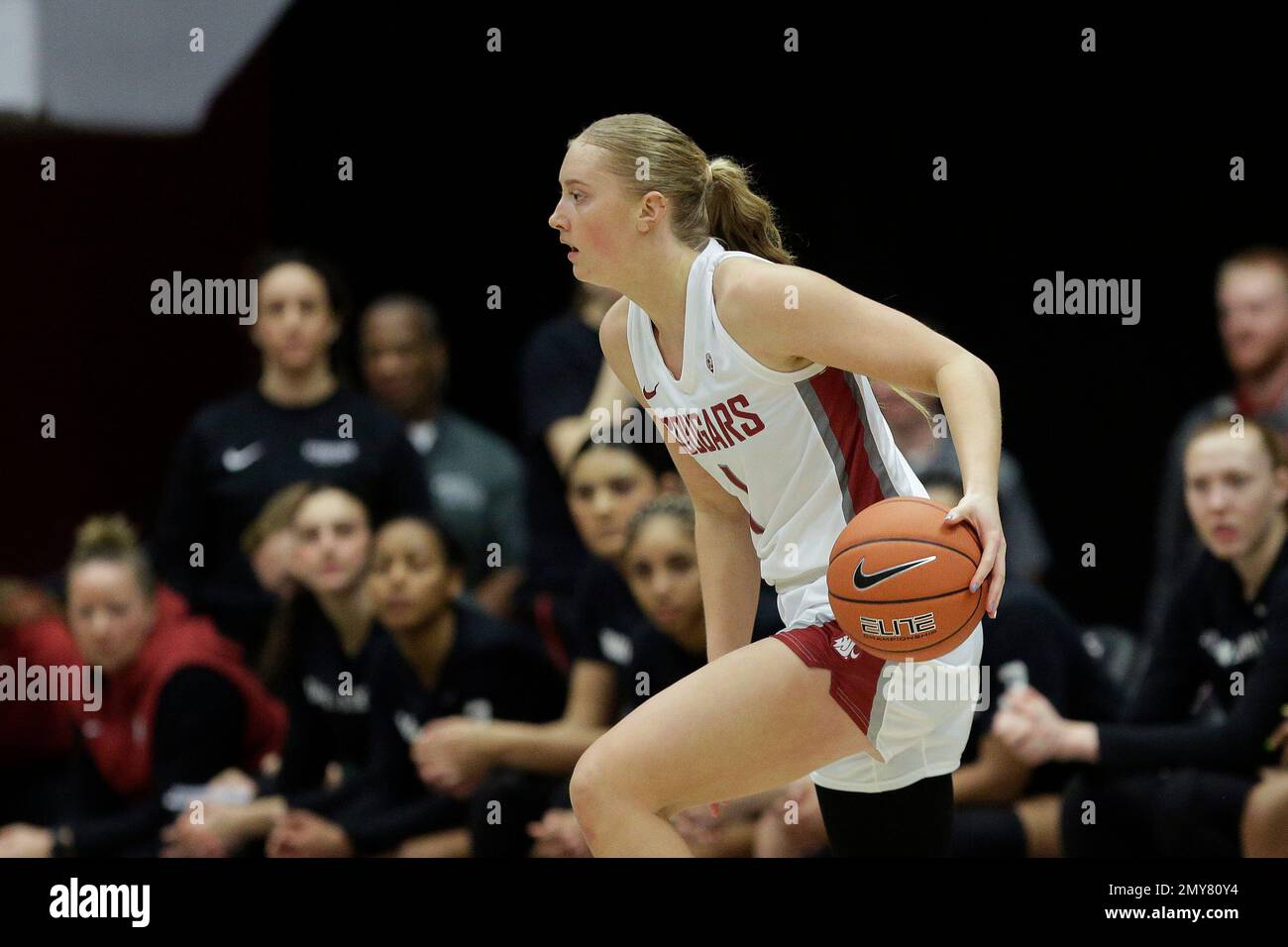 Washington State guard Tara Wallack controls the ball during the first ...