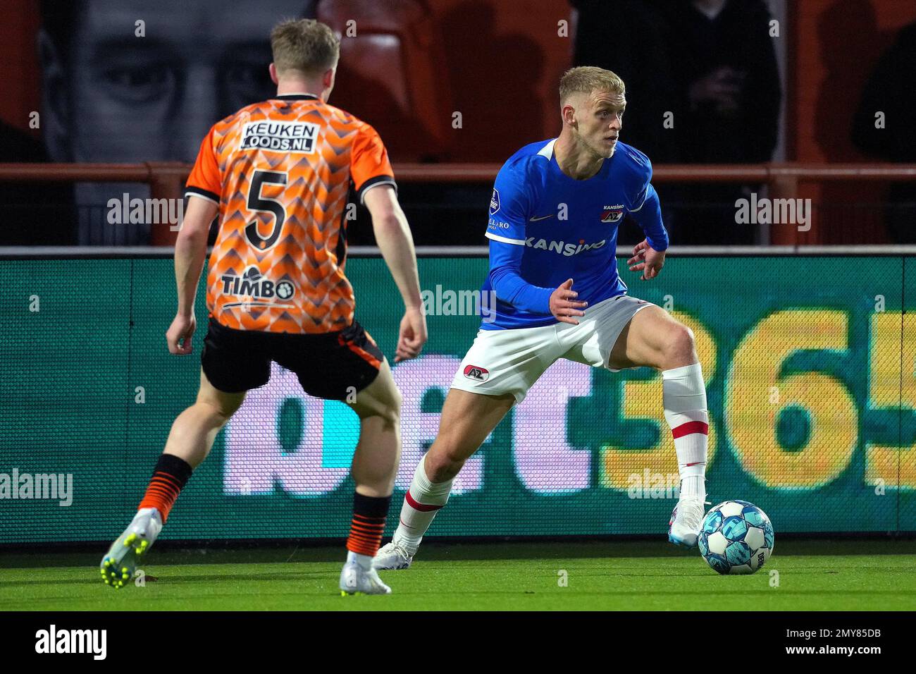VOLENDAM - (lr) Derry John Murkin of FC Volendam, Jens Odgaard of AZ ...