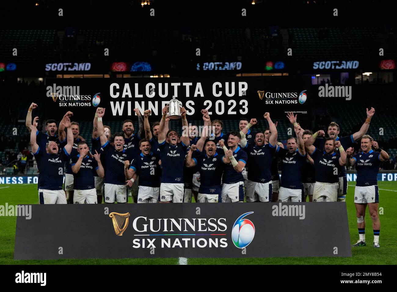 Scotland players celebrate with the Calcutta cup after defeating ...