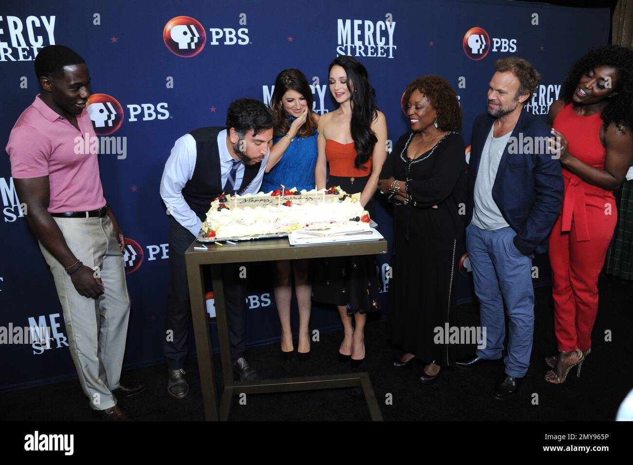 Josh Radnor, second left left, celebrates his birthday with cast-mates ...