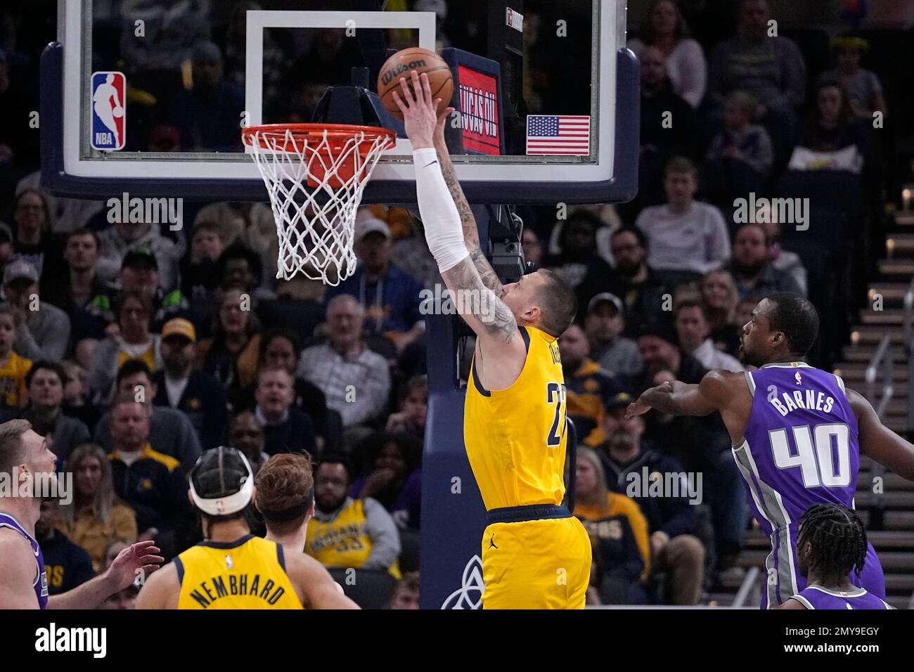 Indiana Pacers' Daniel Theis (27) dunks against Sacramento Kings ...