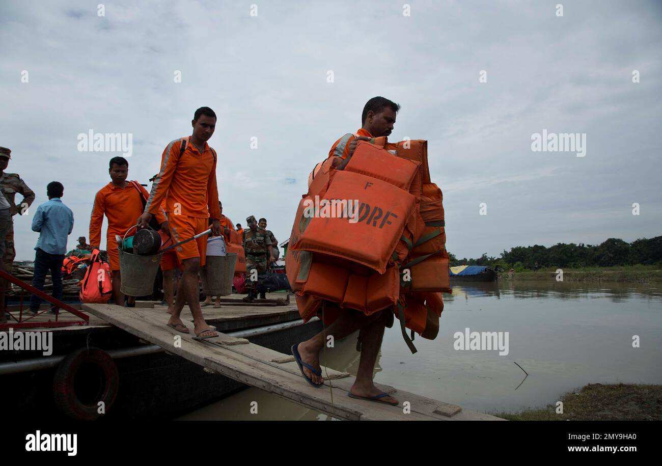 Members of the state and national disaster response force arrive to ...