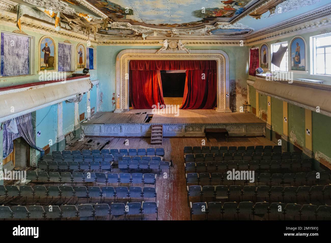 Abandoned movie theatre interior hi-res stock photography and images ...