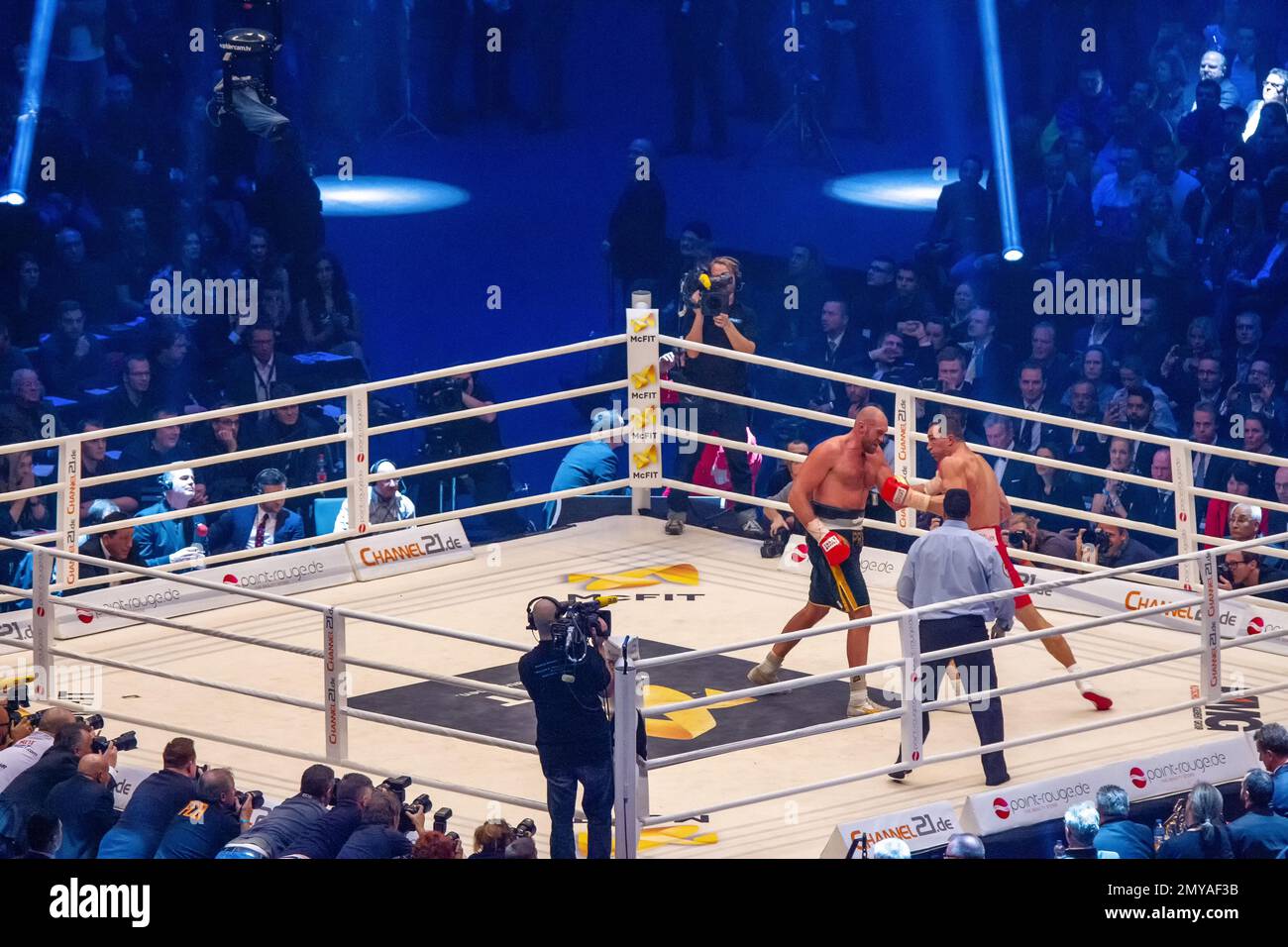 28-11-2015 Dusseldorf Germany. Tyson Fury in an open stance with his ...